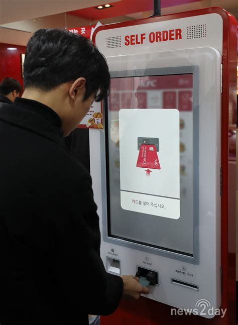알바의 종말 사라져가는 알바 실태 ② 신세계푸드 롯데리아 등 외식업계 ‘무인 셀프서비스 돌풍