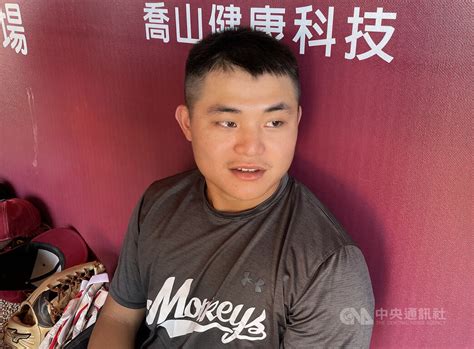 蔡鎮宇代跑滑倒笑稱可能是農曆7月 拜拜祈求順利 運動 中央社 CNA