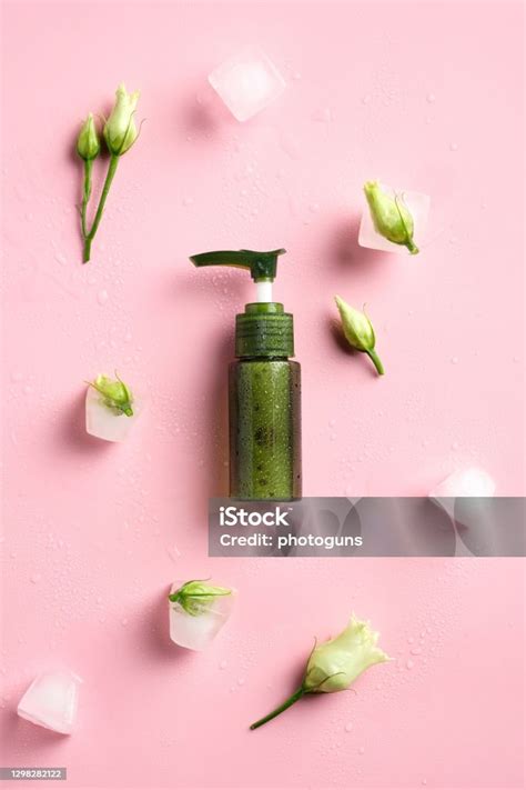 분홍색 배경에 얼음 조각과 꽃녹색 디스펜서 병에 자연 얼굴 로션 스킨케어 컨셉 0명에 대한 스톡 사진 및 기타 이미지 0명 건강관리와 의술 건강한 생활방식 Istock