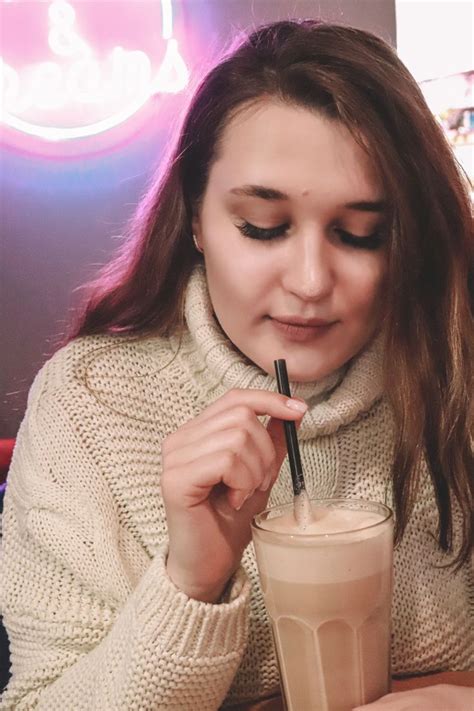 Девушка в кафе