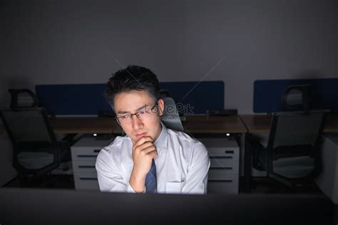 직장인 사무직 근로자가 밤늦게까지 일합니다 사진 무료 다운로드 Lovepik