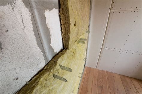 건식 벽체 격판덮개를 가진 미래의 벽에 대 한 금속 프레임 감기 장벽에 대 한 절연 직원 바위 양모와 섬유 유리 절연 편안 하 게 따뜻한 가정 경제 건설 및 혁신 개념