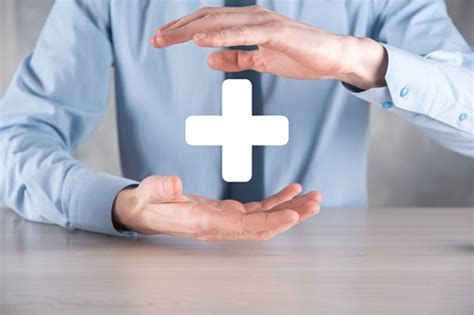 사업가 손에 들고 이익 혜택 개발 플러스 기호로 표현 Csr과 같은 긍정적 인 일을 제공합니다 핸드는 플러스 기호를 표시합니다 개념에 대한 스톡 사진 및 기타 이미지