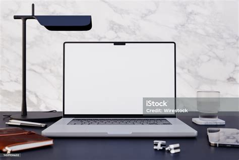 노트북 옆의 검은색 테이블에 흰색 화면이 있는 노트북의 3d 렌더링 3차원 형태에 대한 스톡 사진 및 기타 이미지 3차원 형태 공란 기업 비즈니스 Istock