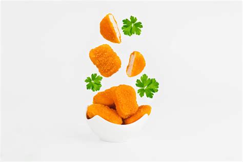 공중 부양 빵가루 입힌 치킨 너겟 흰색 바탕에 신선한 허브가 있는 반제품 패스트 푸드 집에서 빠른 요리 복사 공간 갈색에 대한 스톡 사진 및 기타 이미지 Istock