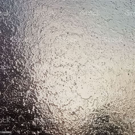 추운 날씨의 발병과 냉동 유리 얼음 층을 통해 푸른 하늘로 바라본다 앞 유리에 서리 아침 태양의 광선은 하룻밤 형성 서리를 녹입니다 배경 텍스처 0명에 대한 스톡 사진 및