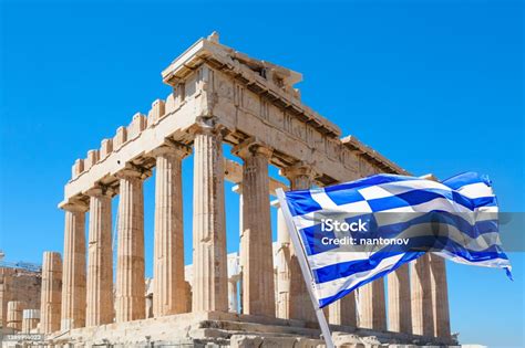 세계적으로 유명한 상징적 인 파르테논 아테네의 아크로 폴리스 언덕 푸른 하늘에 그리스 국기가있는 그리스 그리스에 대한 스톡 사진