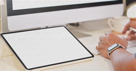 흰색 테이블에 빈 화면 태블릿으로 프로젝트를 진행하는 젊은 사업가의 클로즈업 보기 사진 Unsplash의 태국 이미지