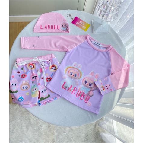 ชุดว่ายน้ำเด็ก เสื้อแขนยาว กางเกงขาสั้น หมวก พิมพ์ลายน้องบู้ No 314