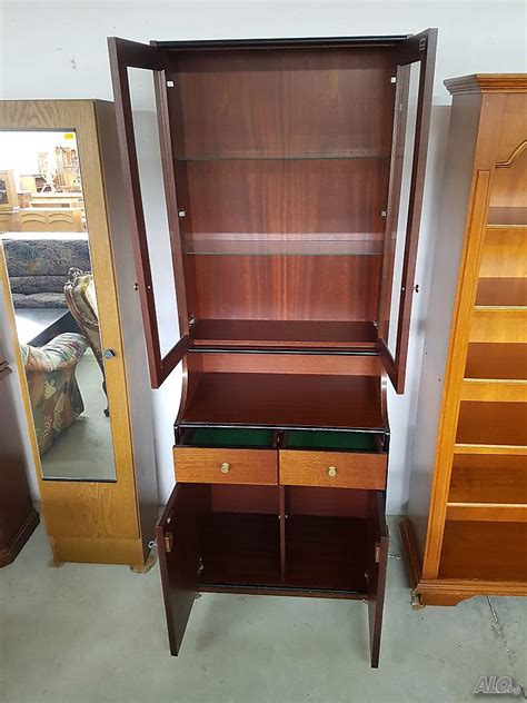 Дървена витрина Секция етажерка Мебели за дома и офиса Сливен Витрина от масивно дърв