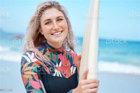 행복하고 서퍼와 여성 스포츠 선수는 서핑 보드와 함께 해변 물 파도에서 파도 캘리포니아에서 온 스포츠 선수의 초상화는 바다 서핑 피트니스 운동 및 바다 운동을 위해