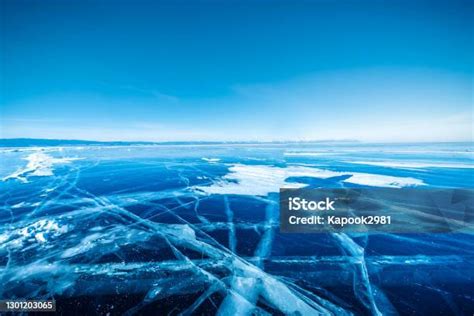 러시아 시베리아 바이칼 호수에서 얼어붙은 물에 자연이 깨지는 얼음 호수에 대한 스톡 사진 및 기타 이미지 호수 냉동된 추운 온도 Istock