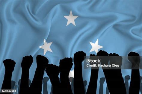 미크로네시아 의 국기의 배경에 제기 팔과 꽉 주먹의 실루엣 권력 갈등의 개념 텍스트에 대한 장소와 함께 3d 렌더링 Revolution에 대한 스톡 사진 및 기타 이미지