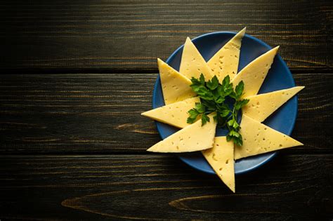 파슬리와 함께 접시에 다진 치즈 조각 패스트푸드나 길거리 음식 개념이 빈티지 테이블에 놓여 있다 치즈 시음 0명에 대한 스톡 사진 및 기타 이미지 Istock