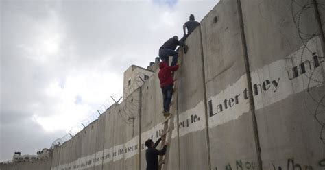 기도회 참석위해 이스라엘 분리장벽 오르는 팔 사람들
