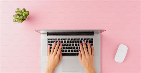 컴퓨터 마우스와 꽃이 있는 분홍색 배경에 노트북을 사용하는 여성 손 사무실 데스크톱 상위 뷰 사진 Unsplash의 핑크 색상 이미지
