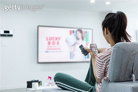 여성 홈쇼핑 신용카드결제 신용카드 스마트폰 모바일앱 인터넷 이미지 Jv11927899 게티이미지뱅크