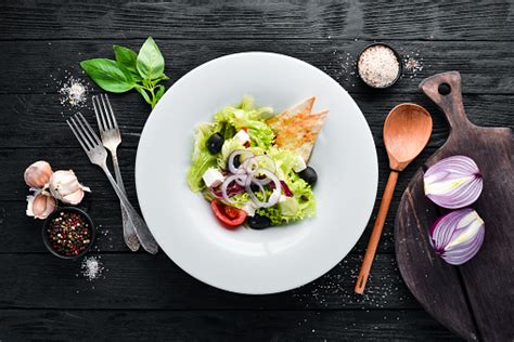 그리스 샐러드 페타 치즈 올리브와 체리 토마토와 야채 샐러드 접시에 평면도 텍스트를 위한 여유 공간 소박한 스타일 0명에 대한 스톡 사진 및 기타 이미지 Istock