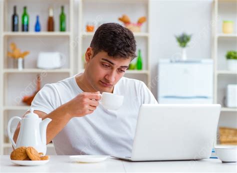 긴 밤에 잠든 프리랜서 긴 밤에 잠든 프리랜서 사진 배경 및 무료 다운로드를위한 그림 Pngtree