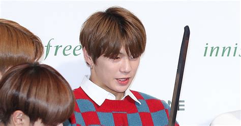 포토엔hd 워너원 강다니엘 케이크 칼 들고 신난 멍뭉이