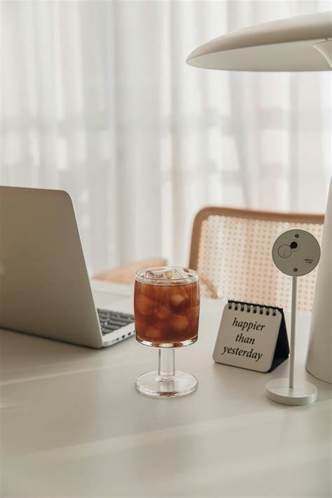 아이스 커피와 동기를 부여하는 모던한 작업 공간 · 무료 스톡 사진