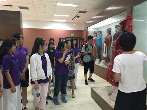 参观陕西师范大学妇女博物馆 