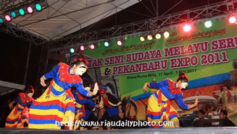 Tari Topeng Mak Yong Riau Daily Photo