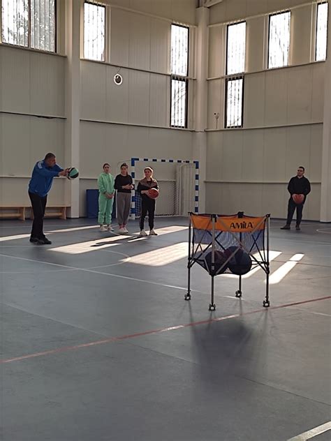 Днес се проведе открит урок по ФВС на тема „Баскетбол“ 🏀🏀с ученици от Xi е клас ръководени от