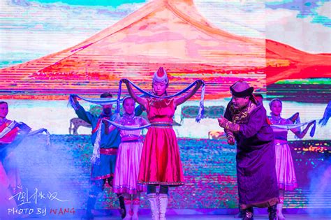 听马头琴，穿蒙古族服装，感受蒙古族的蓝色文化