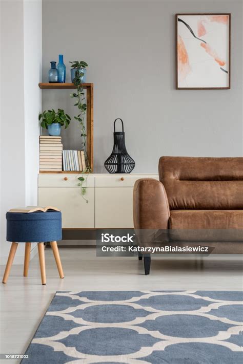 포스터와 카펫 회색 거실 인테리어 가죽 소파 옆의 하의 네이 비 블루 자 실제 사진 가구에 대한 스톡 사진 및 기타 이미지 가구 가정의 방 가죽 Istock
