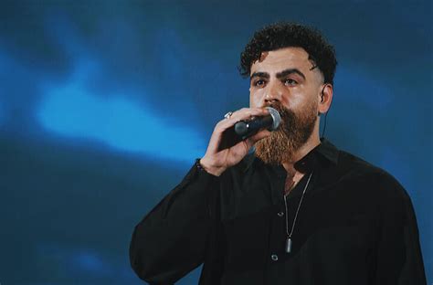 پوشش متفاوت معین زندی خواننده پرطرفدار ایرانی با کسپول آتش نشانی عکس