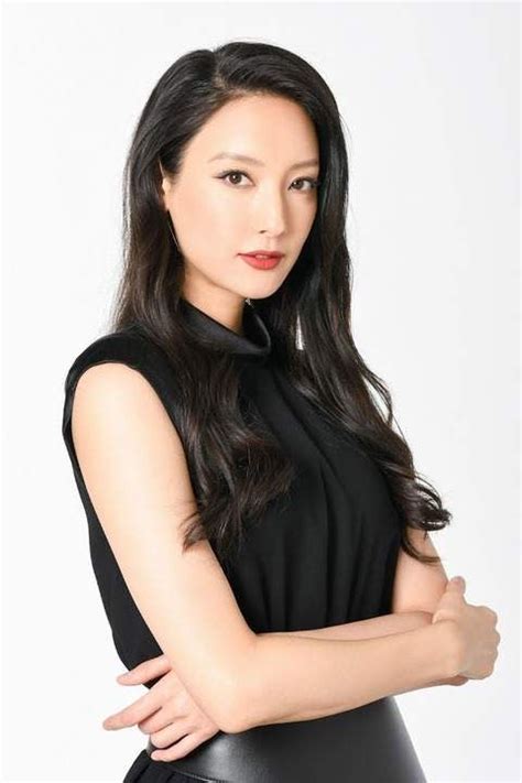 モデルで女優の菜々緒さんが4月12日自身のインスタグラムを更新し屋外のプールサイドで180度開脚する黒いビキニ姿のショットを公開投稿から