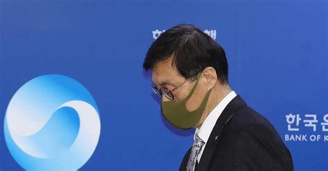 기자간담회장 입장하는 이창용 한국은행 총재