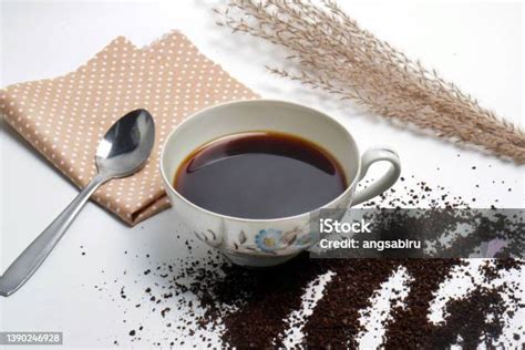 굵은 커피 찌꺼기와 흰색 바탕에 갈색 천이있는 컵에 검은 커피 0명에 대한 스톡 사진 및 기타 이미지 0명 가득 찬 고풍스런 Istock