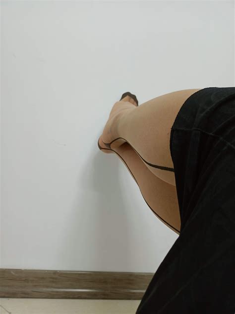 عکس پاها و چوچول یه سیسی تو جوراب و شورت خوشگل 💋 😇سکس