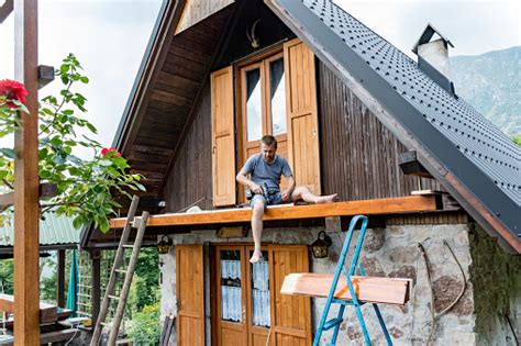 나무 기둥에 새로운 판자를 고정 하는 휴일 집 발코니를 개조 하는 남자 Diy에 대한 스톡 사진 및 기타 이미지 Diy 건물 외관 나사돌리개 Istock