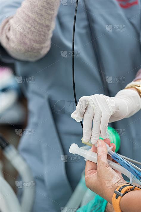 插入支气管镜检查双腔