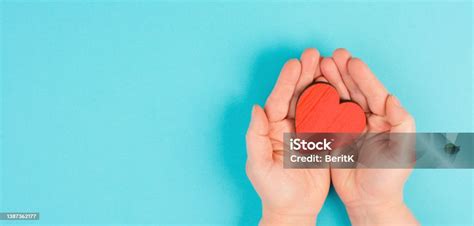 여자는 그녀의 손에 빨간 마음을 들고 푸른 색 배경 복사 공간 사랑과 자선 기호 희망 개념 심장에 대한 스톡 사진 및 기타