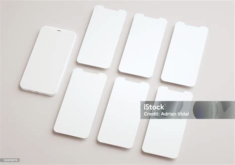 스마트폰 빈 화면 모형과 일부 화면은 3d 렌더링에 떠 있습니다 앱 인터페이스 Ux Ui 및 웹 디자인 템플릿 개념 3차원