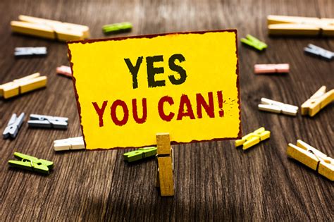 네 당신이 할 개념 의미 양성 격려 설득 감히 자신감 유지 옷 핀 들고 노란 종이 노트 여러 Clothespins 나무 바닥을 쓰는 필기 텍스트 감탄에 대한 스톡 사진 및