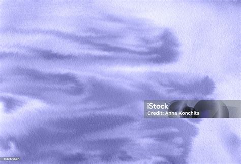 수채화 얼룩 배경 매우 페리 바이올렛 퍼플 2022년 올해의 컬러 예술적 스트로크 2022년에 대한 스톡 벡터 아트 및 기타 이미지 2022년 라벤더 색상 묘사 모던