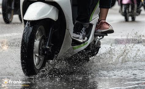 ฝนตก ถนนลื่น ขับมอไซค์ยังไงให้ปลอดภัย Bolttech Blog News And Updates