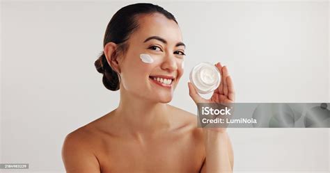 행복 한 여자 초상화 또는 흰색 스튜디오 배경에 스킨 케어 수분 공급 또는 아름다움을위한 자외선 차단제를 가진 용기 여성 사람 모델 및 로션 보습제 또는 미용을위한 얼굴