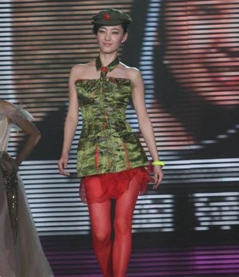 王麗坤挑戰奇葩造型，紅色絲襪搭配軍綠色上衣盡顯別樣風采！ 每日頭條