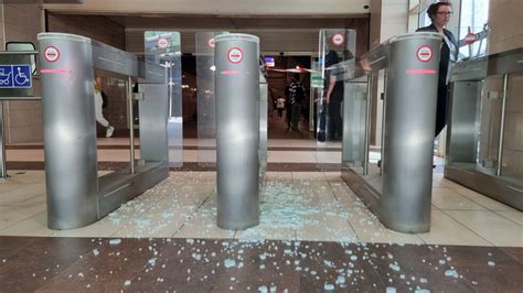 Счупиха стъклена врата на една от метростанциите в София СНИМКИ Столицата Крими Новините