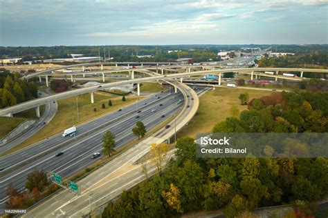 빠르게 움직이는 자동차와 트럭이 있는 미국 고속도로 교차로의 공중 전망 미국 교통 인프라 개념 0명에 대한 스톡 사진 및 기타 이미지 Istock
