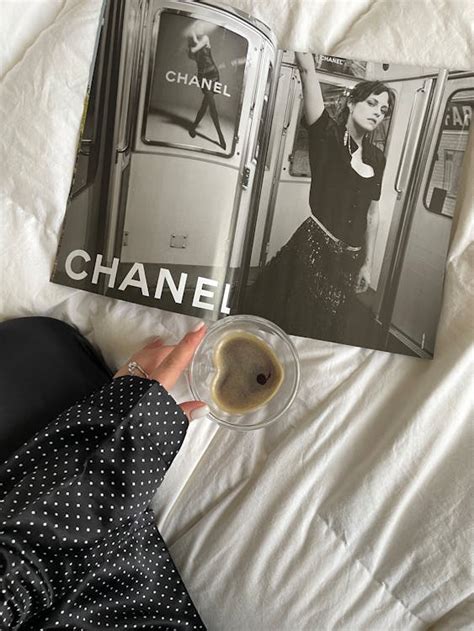 S 거리는 소리 고요한 광고 독서하는 디자이너 라이프스타일 럭셔리 레저 만족 매거진 모델 미니멀리즘 브랜딩 블랙 앤 화이트 샤넬 스타일