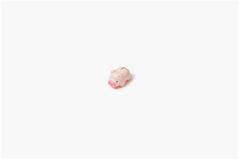 하얀 표면 위에 앉아 있는 작은 분홍색 돼지 사진 Unsplash의 무료 저금통 이미지