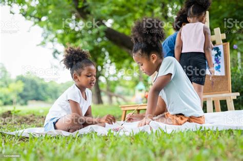 여름 공원에서 곱슬 머리 페인트 페인팅 수채화를 가진 아프리카 계 미국인 어린 소녀 어린이 예술가 화가는 밖에서 그림을 그립니다 야외 개념을 배우는 교육 2 3 살에 대한