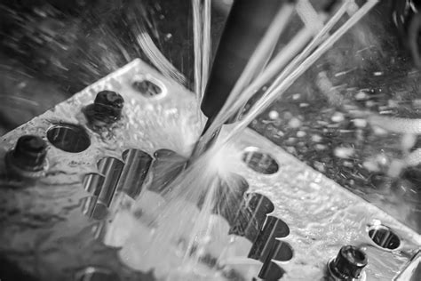 금속 가공 Cnc 선반 밀링 머신 절단 금속 현대 가공 기술 밀링은 커터를 공작물로 전진시켜 재료를 제거하기 위해 로터리 커터를 사용하여 가공하는 과정입니다 사진 배경 및